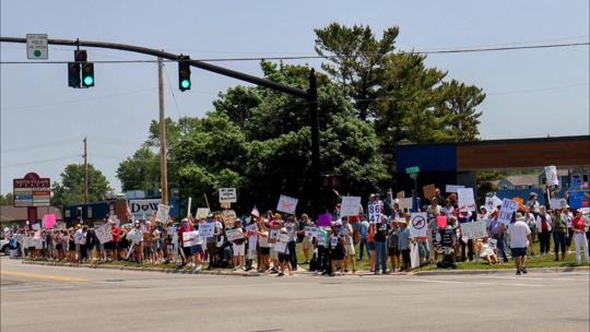 Thousands gather in Grand Rapids, along lakeshore for 'No Kings ...