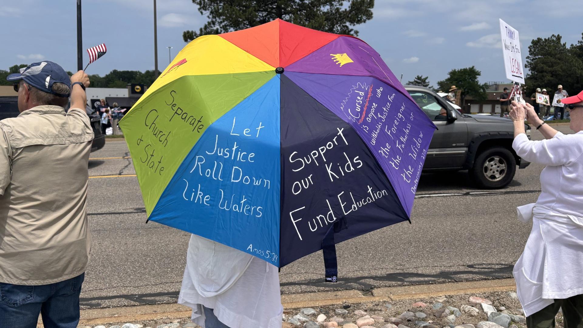 Thousands gather in Grand Rapids, along lakeshore for 'No Kings ...