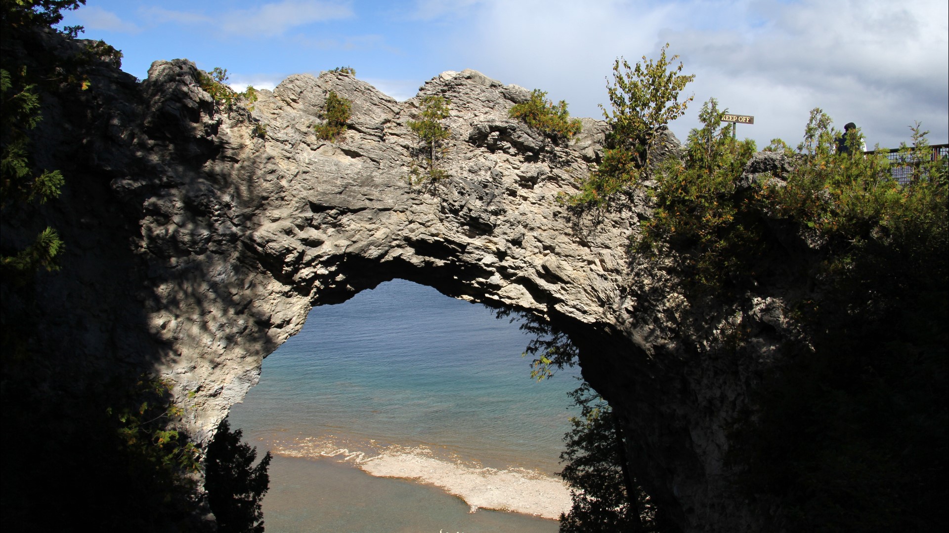 Man falls to death from Mackinac Island's Arch Rock | wzzm13.com