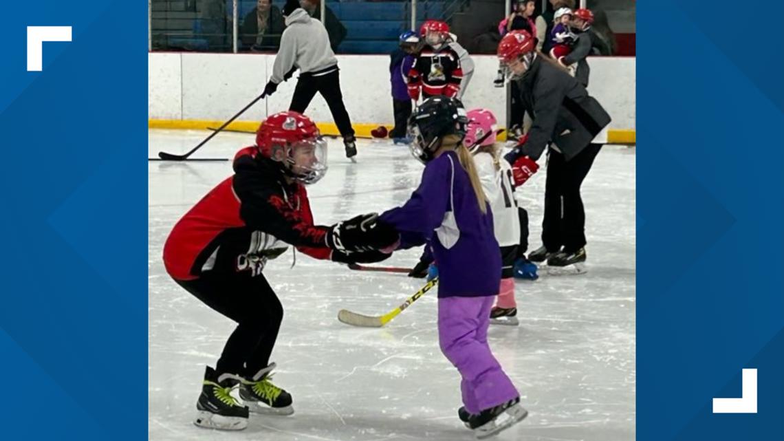 Grand Rapids ice rink offers free hockey classes for girls | wzzm13.com