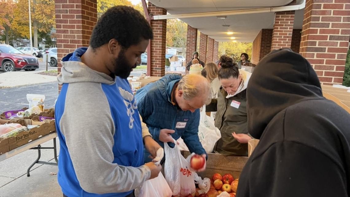 Food distribution volunteers plan for more mouths to feed amid SNAP ...